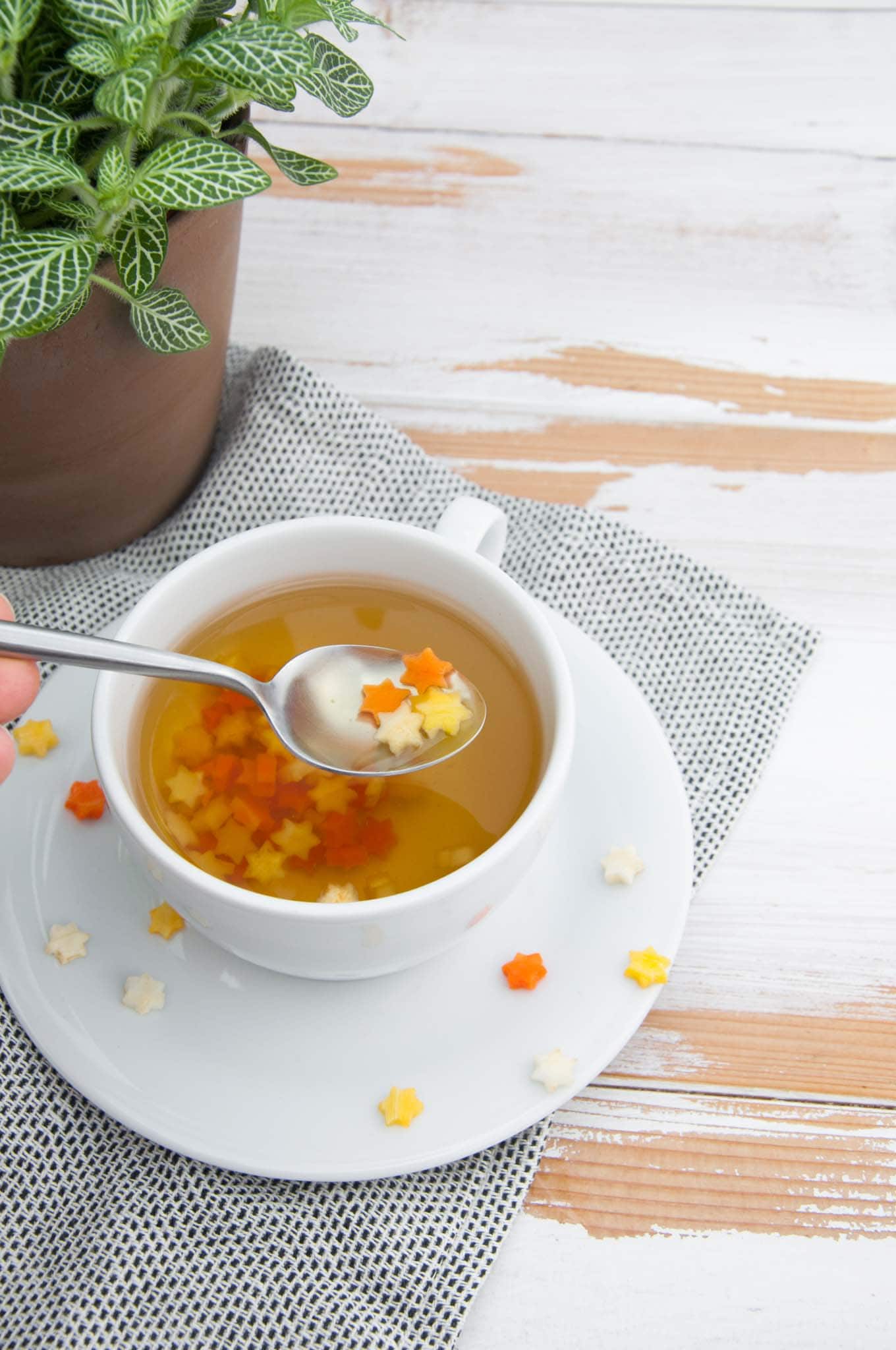 Bunte Gemüse-Sternchen-Suppe Rezept | Elephantastic Vegan
